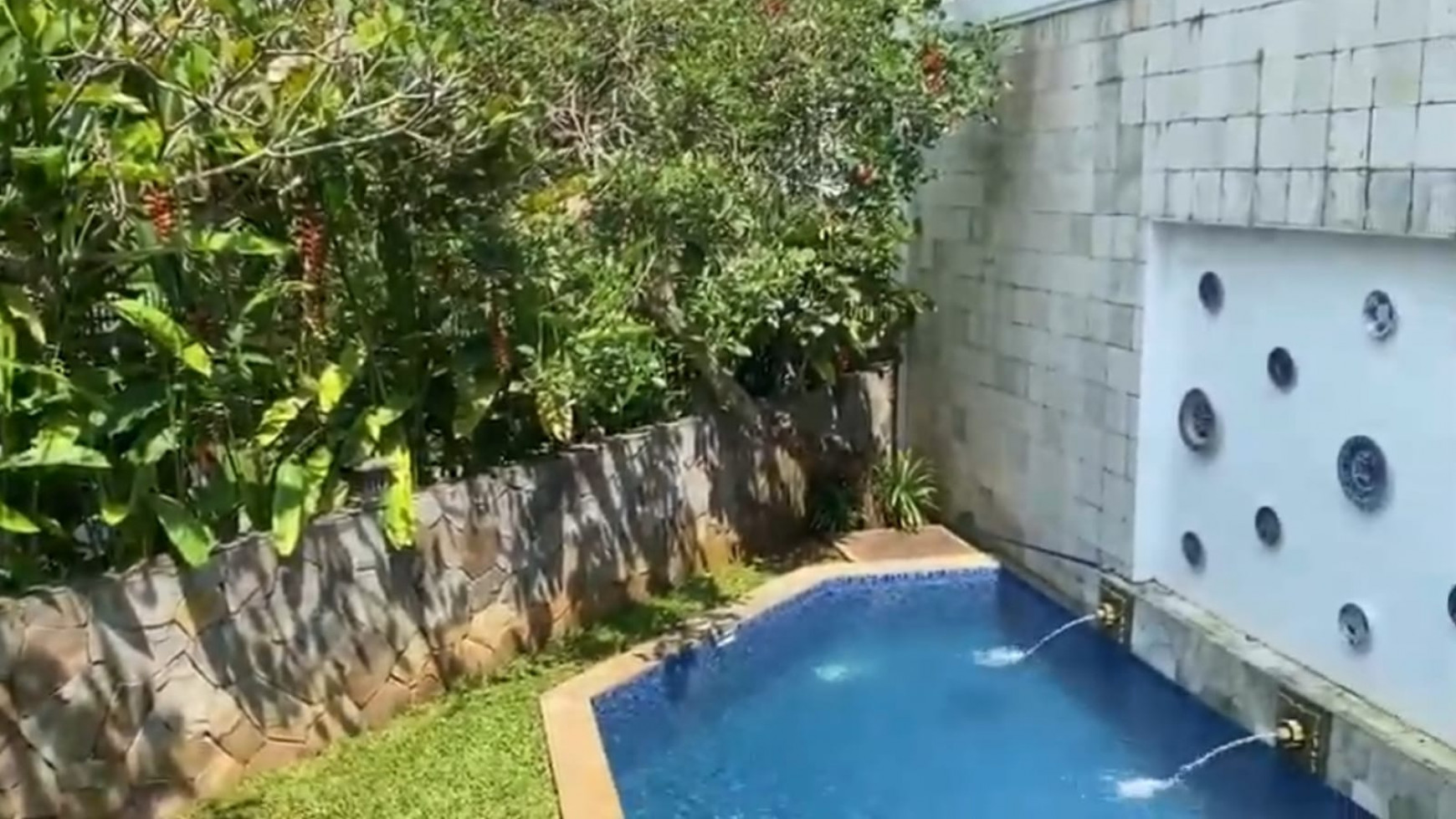 Disewa Rumah HOOK dengan Design Interior Bali dan Pool @Discovery