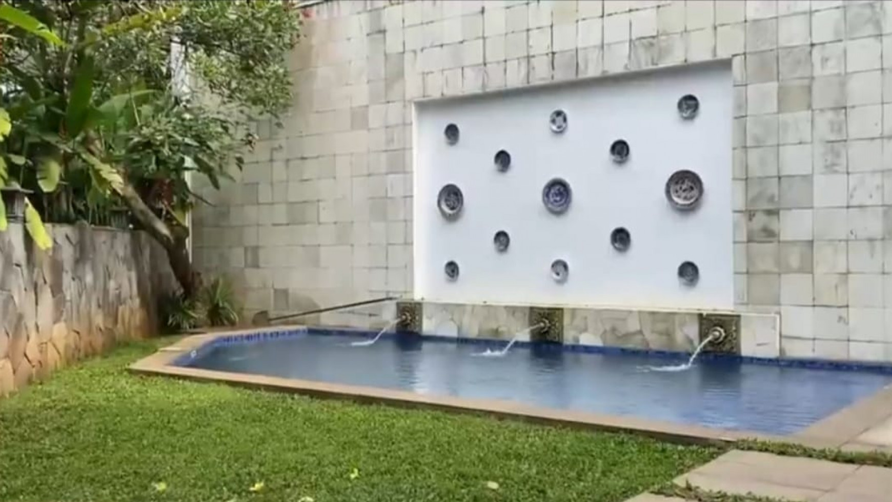 Disewa Rumah HOOK dengan Design Interior Bali dan Pool @Discovery